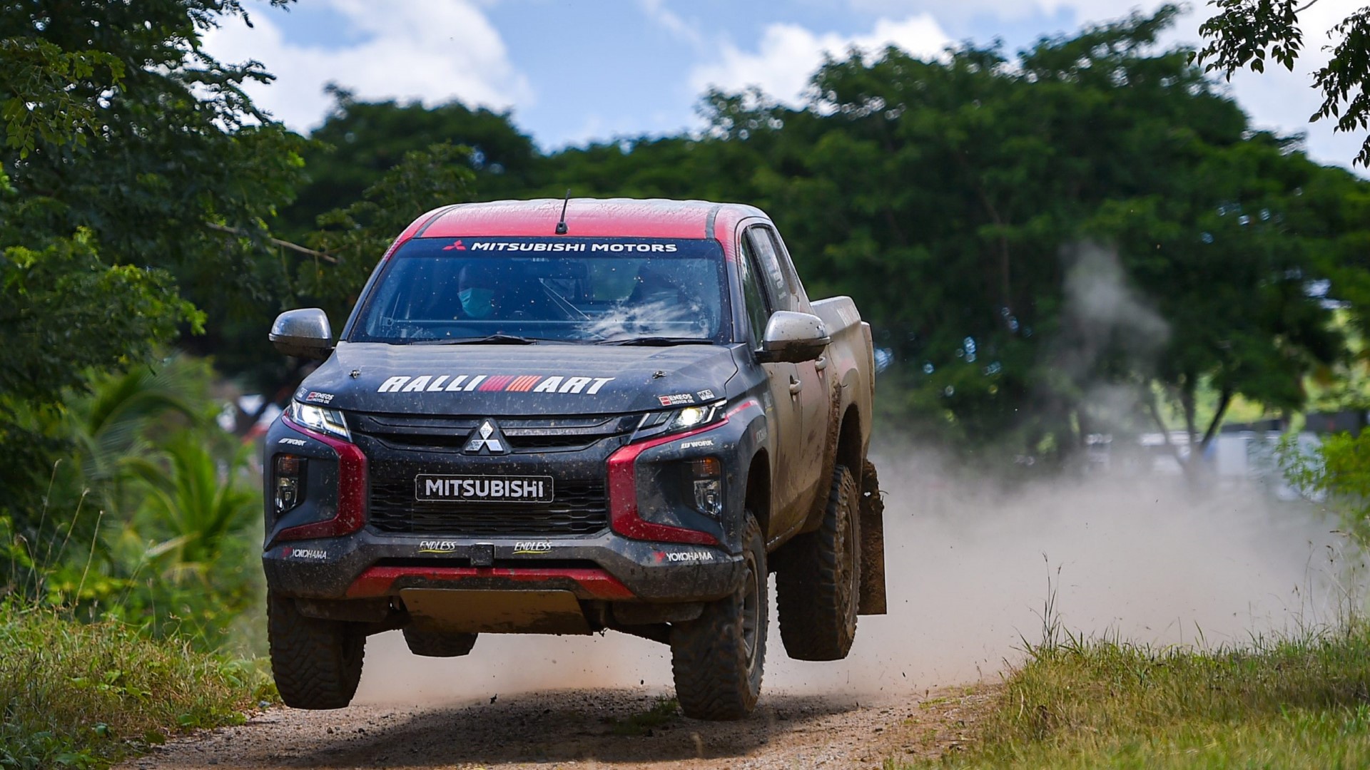Zespół Mitsubishi RALLIART pickup L200 wygrywa rajd Cross Country