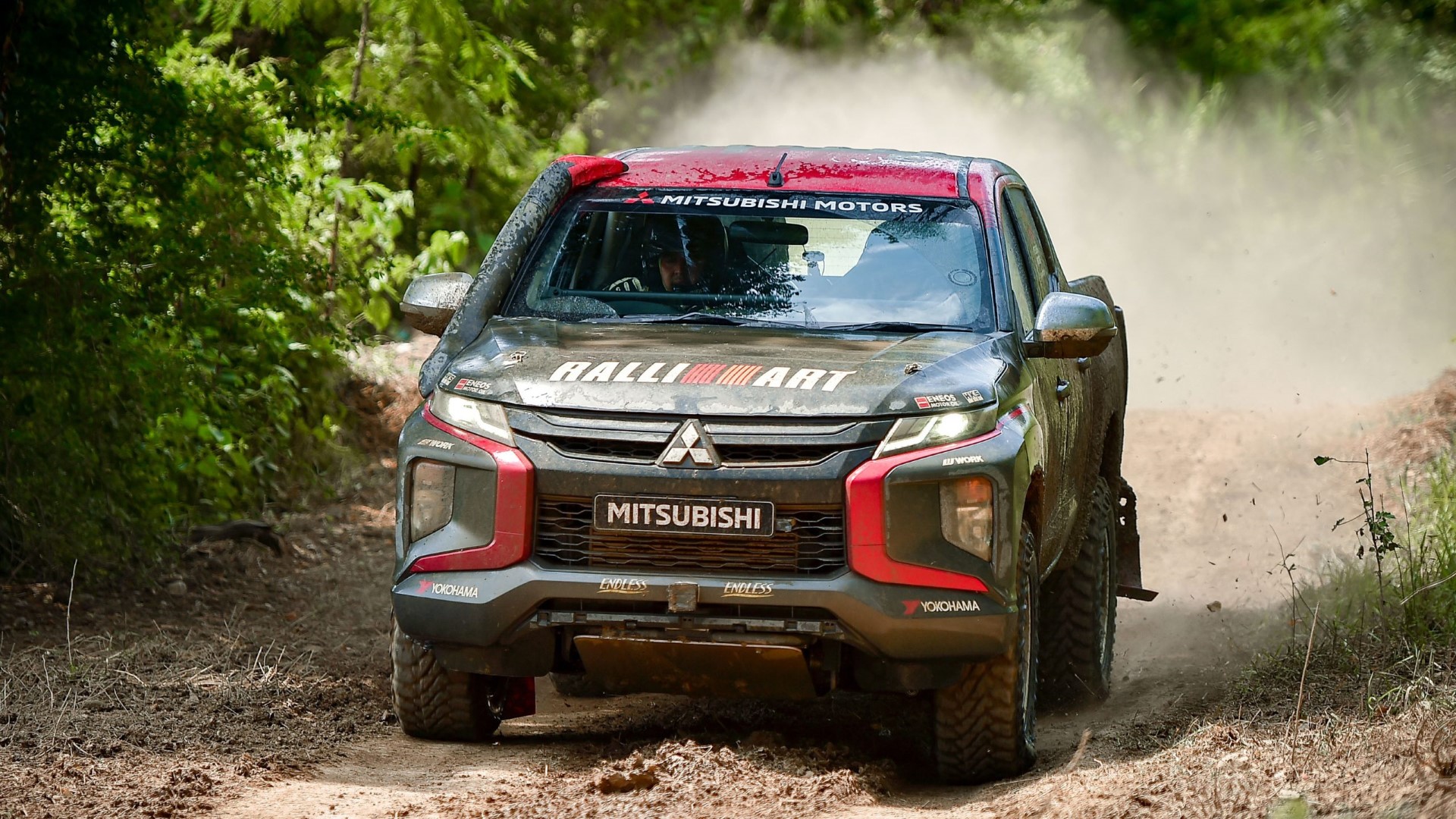 Zespół Mitsubishi RALLIART pickup L200 wygrywa rajd Cross Country